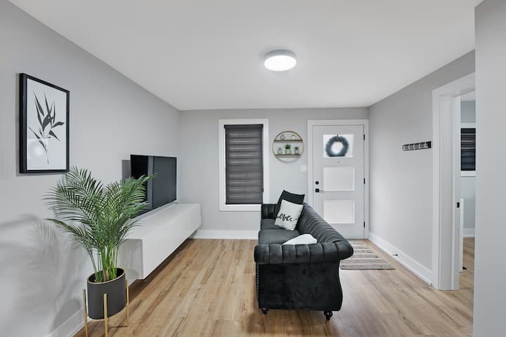 Welcome To Our Modern  2bdrm/1bth W/ Laundry/bbq - Welland