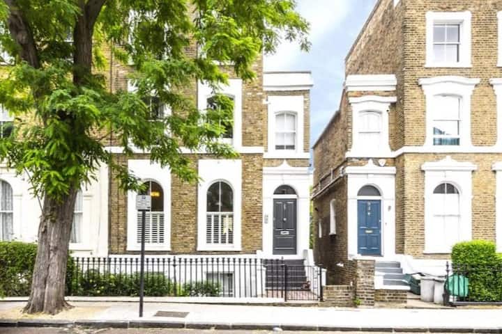 Contemporary De Beauviour Flat - 