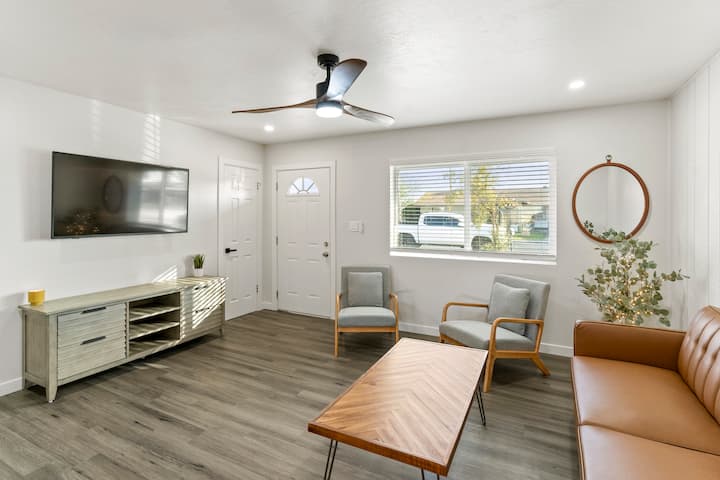 Modern Retreat Close To It All - Mesa, AZ
