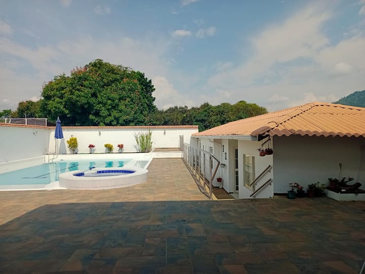 Fabulosa Casa Quinta Con Jacuzzi - La Mesa