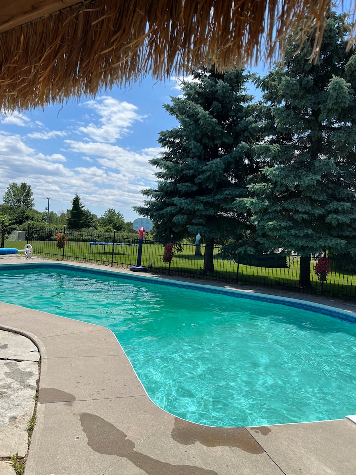 Backyard Oasis: Pool + Bliss - Kawartha Lakes