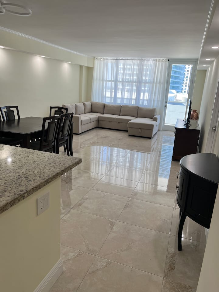 Oceanview Beach-front Apartment - Hollywood, FL
