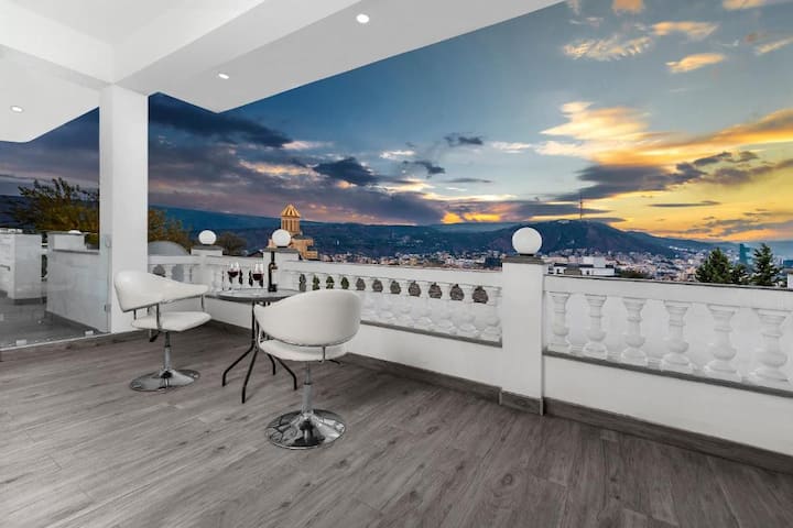 Villa “White House” 
With City View - Tbilisi