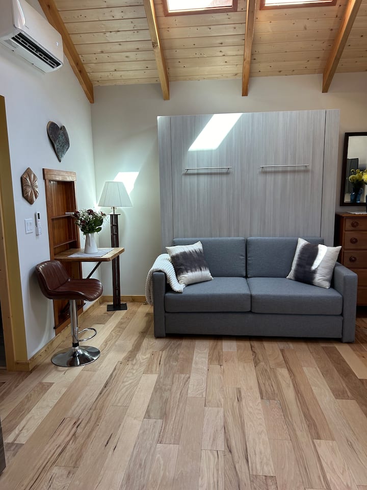 Cozy Custom-built Studio - Petaluma, CA