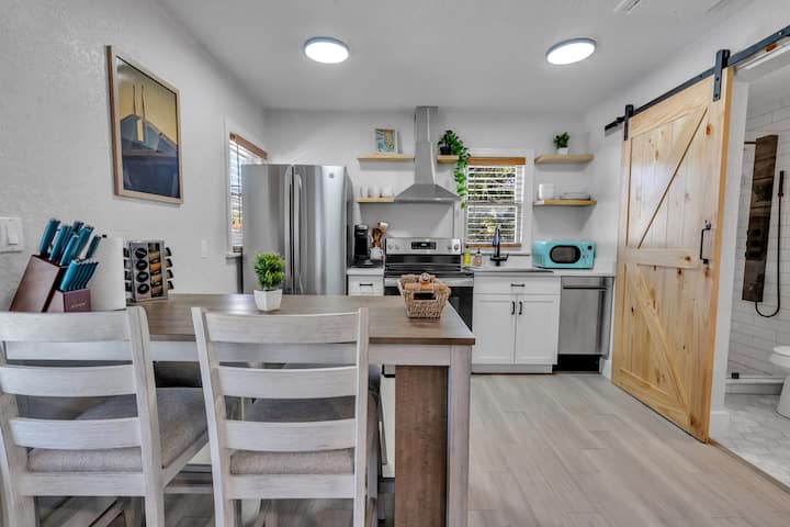 #5 Luxury Grand Central Studio *Pets* *2nd Floor* - St. Petersburg, FL