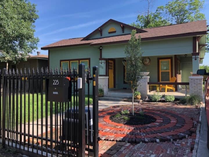 Hot Wells Craftsman Cottage With Wraparound Porch - Mission del Lago - San Antonio