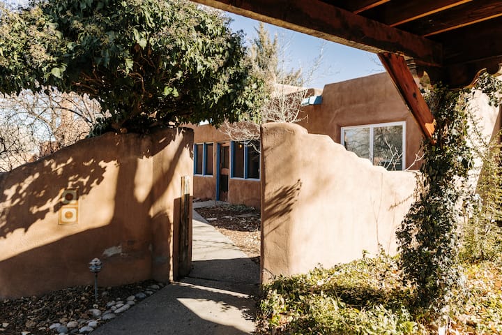 Group Getaway: Serene Adobe Retreat 4-11 Guests - Albuquerque, NM