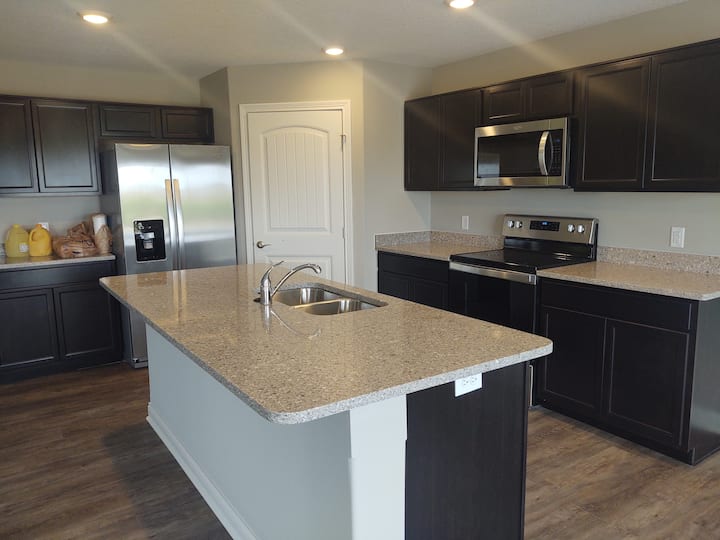 Sunset Suite (Sleeps 2; Dedicated Bathroom) - Fort Wayne, IN