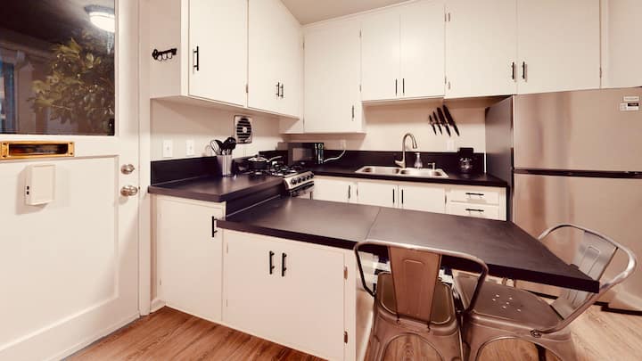 Emily's Escape: A/c 1 Mile From Airfield! - Everett, WA