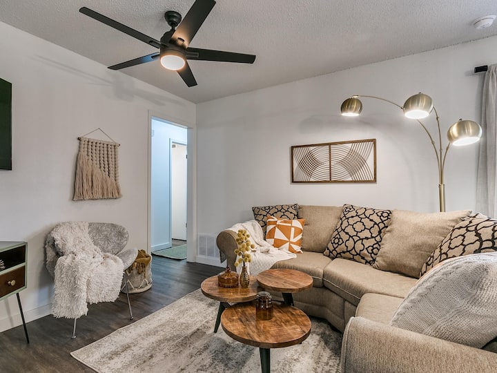 The Mod - Cozy 4 Br, Sleeps 10 - Norman, OK