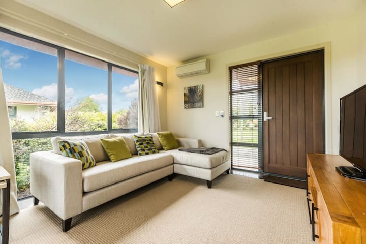 Central, Luxury Standalone Chalet At Lake Karapiro - Cambridge