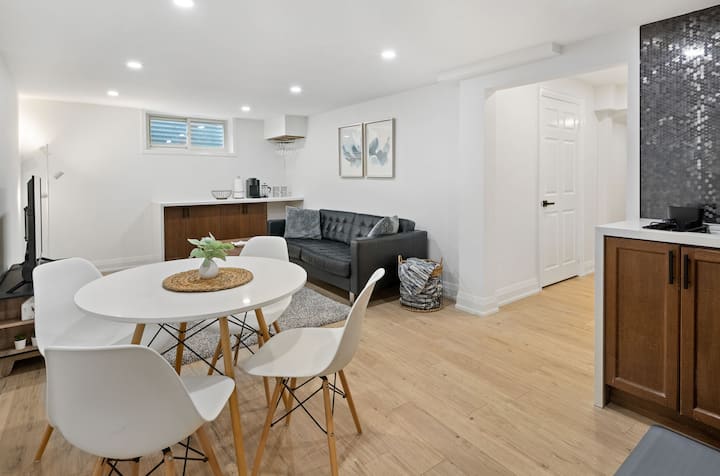 Romantic Luxury Basement - Markham