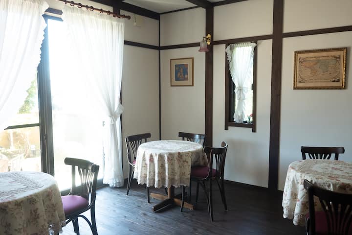 明日香村中心に佇む英国風の一軒家宿「B&b Asuka」(ベッドと朝食） - 吉野町