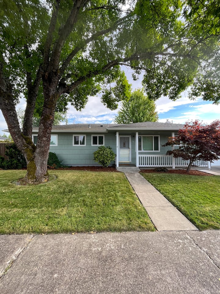 Cute Ranch Style House W/ Garden - Albany, OR