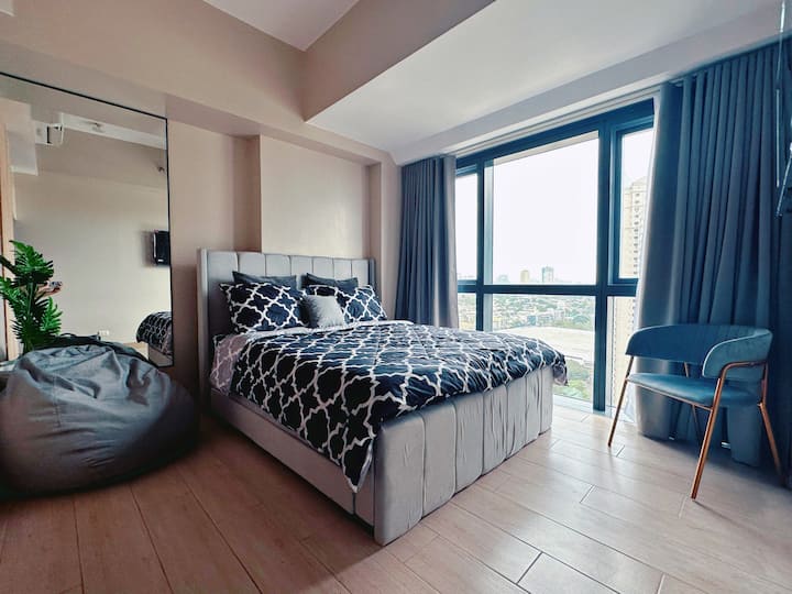 Eastwood High Life - Amazing City View & Nightlife - Quezon City