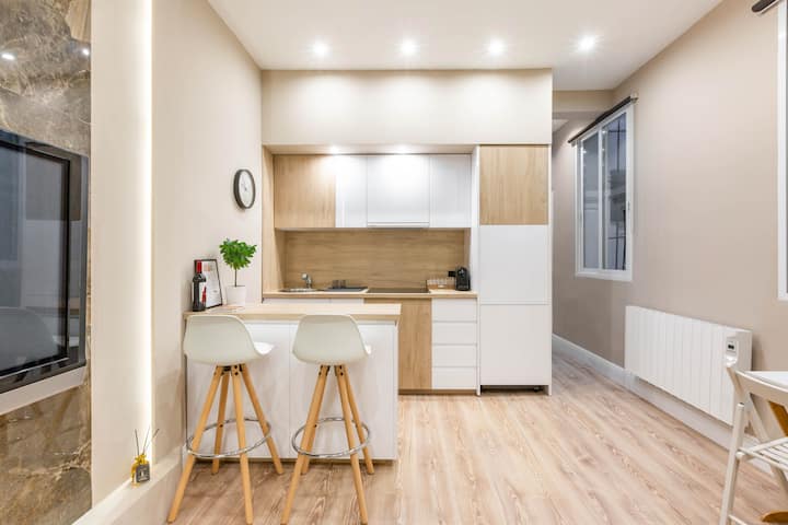 Modern And Cozy-1 Bedroom1 Bathroom- Anton Martin - Madrid