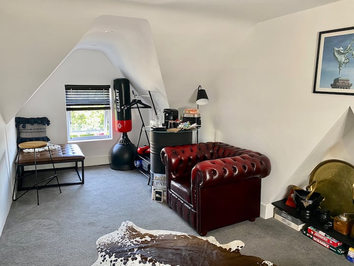 A Non-smoking Attic Room With An Open En-suite - Folkestone