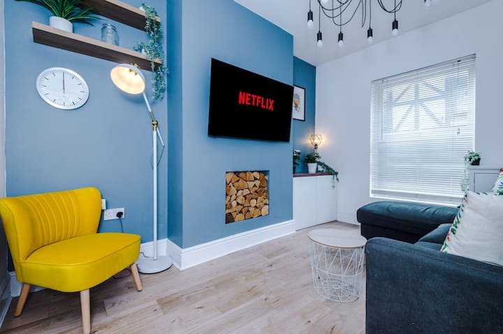 Stylish & Spacious Home, Great Location, Sleeps 6! - Chester