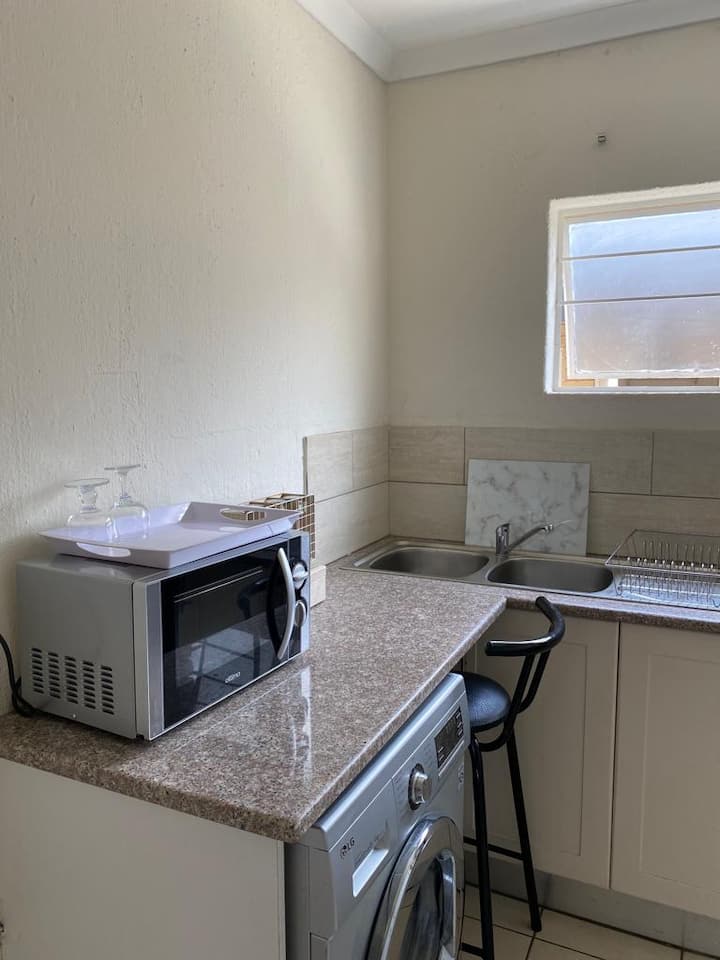 Sandton Comfort Economy Flatlet @ Promised Land. - Johannesburgo