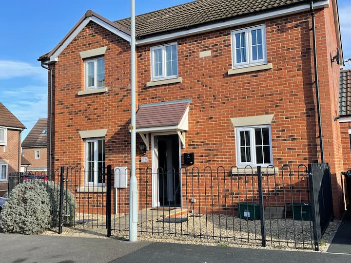 Large Detached House, Garden, Sleeps 6 In 4 Beds - Gloucester