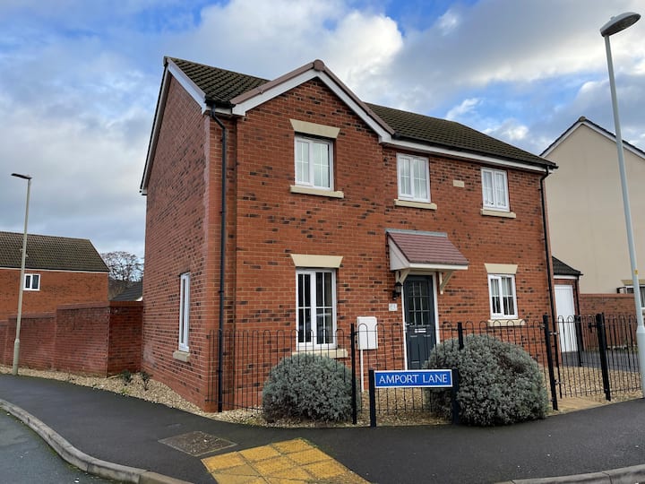 Large Detached House, Garden, Sleeps 6 In 4 Beds - Gloucester
