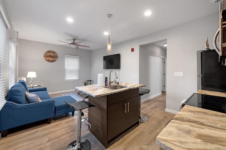 2br Vacation Rental With Parking - Jamestown, RI
