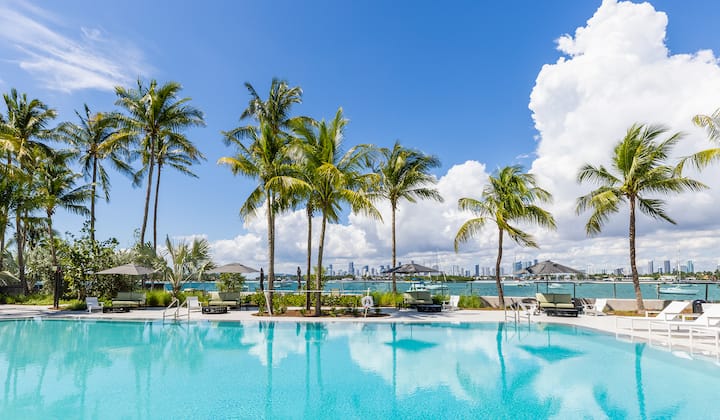 Resort Life With Amazing View Of The Miami Skyline - Miami Beach, FL