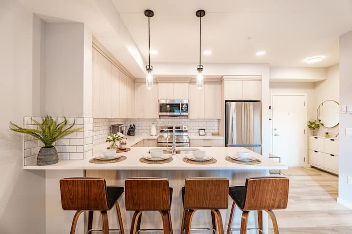 Modern Condo, Ac/free Parking,  8 Mins To Airport - Calgary