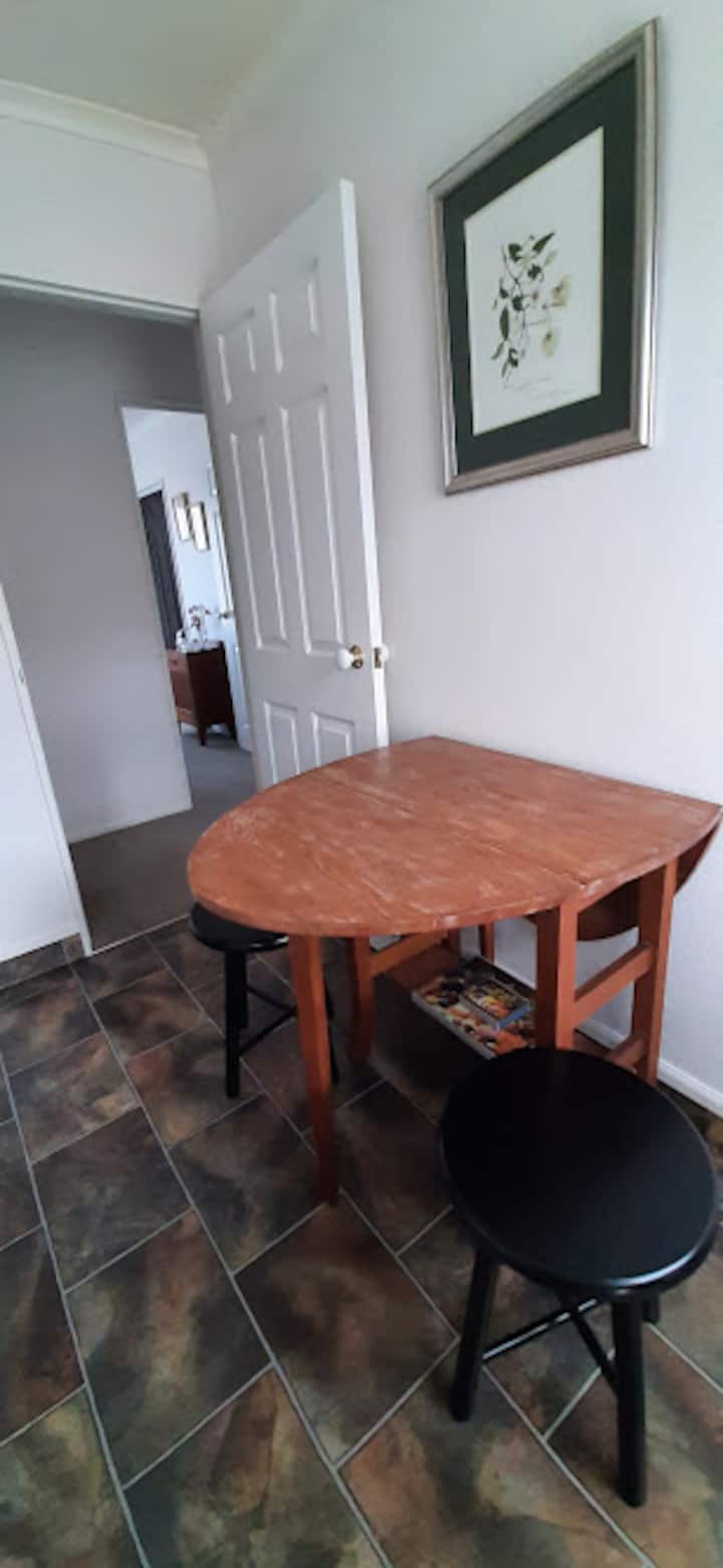 Classy Guest Wing With Continental Breakfast - Eltham