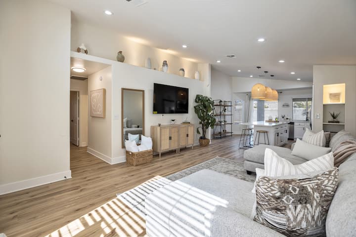 Retreat W/ Private Yard, Fast Wifi + Full Kitchen - Camelback Ranch
