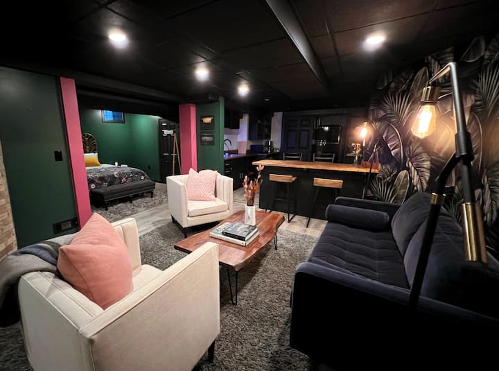 Pink House Speakeasy Apartment - Minneapolis