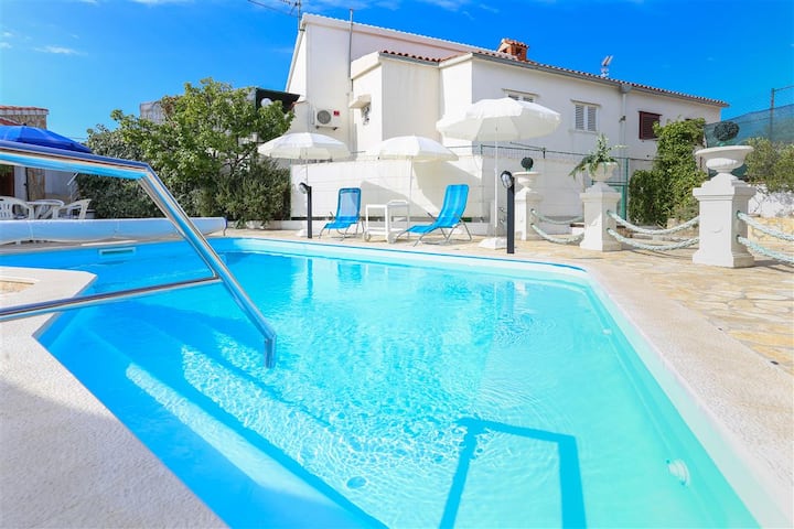 A2 - Poolside Paradise - Croacia
