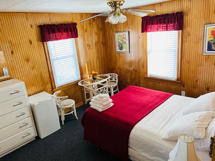 Room #16 Private Queen - Ocean City, NJ