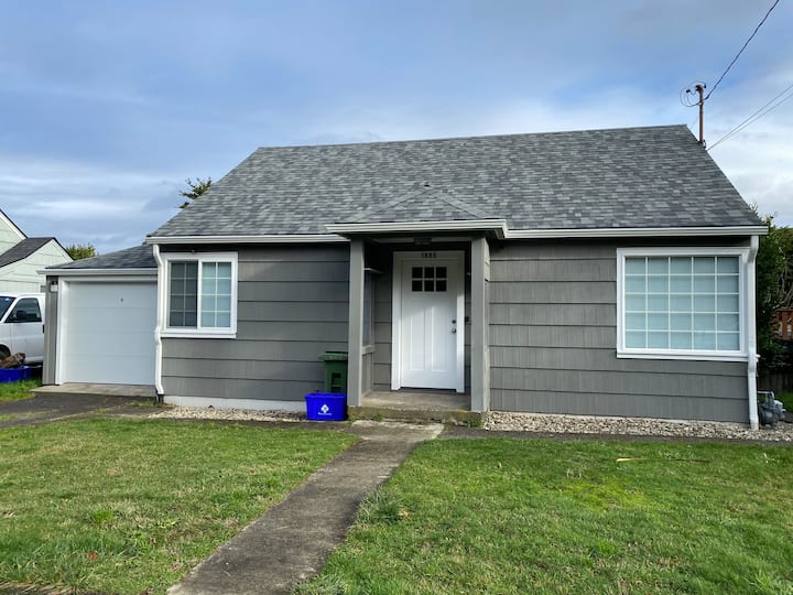 Maple Cottage House, 2 Bedrooms - Coos Bay, OR
