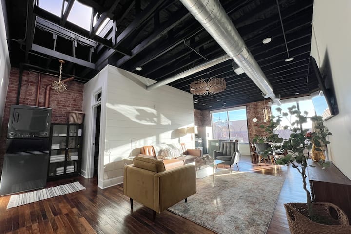 Downtown Modern Loft Apartment - Clovis, NM