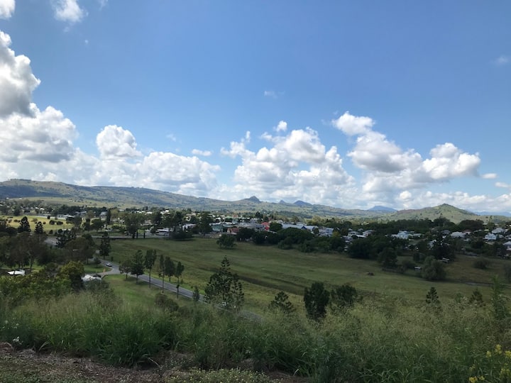Modern Digs With Mountain Views - Boonah