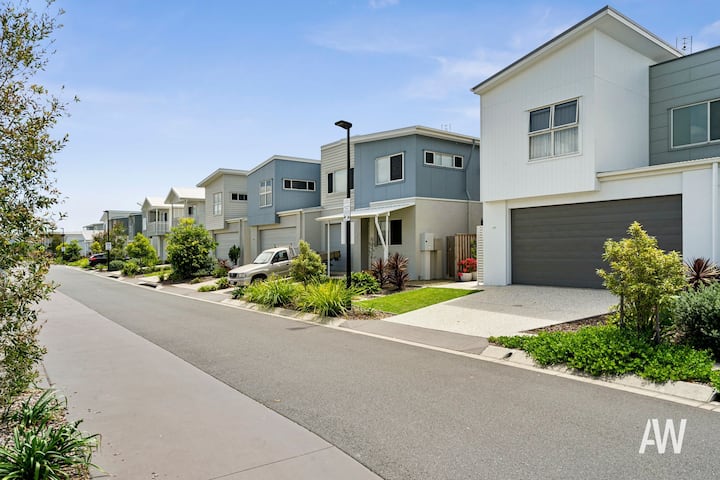 Stunning Living A Stones Throw From The Water - Nambour