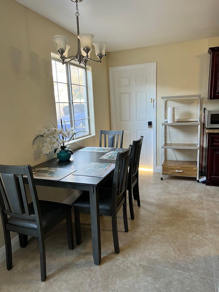 Clean & Queen Bed In Big House, Hbo Tv - Compton, CA