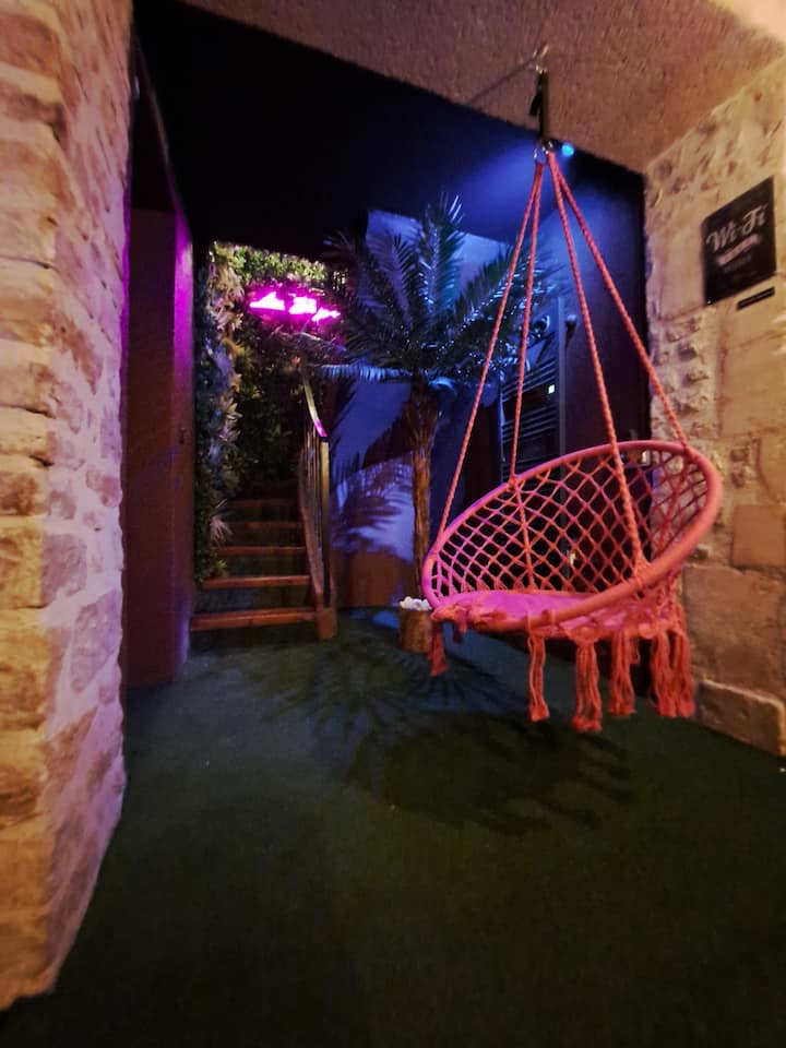 La Bayeuzen - La Tropicale Love Room Jacuzzi Privé - Bayeux