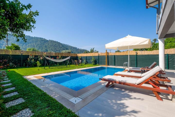 Göcek İNlicede Doğa Manzaralı Denize 1km Villa - Göcek