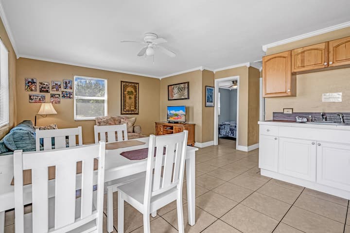 2 Bedroom Pink Cabin Half/duplex # 11 - Big Pine Key, FL