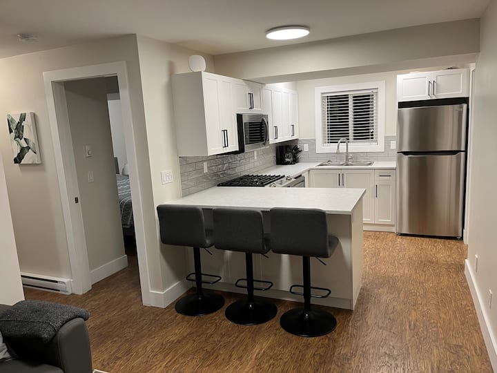 2 Br Suite In A Safe, Family Friendly Neighborhood - North Vancouver