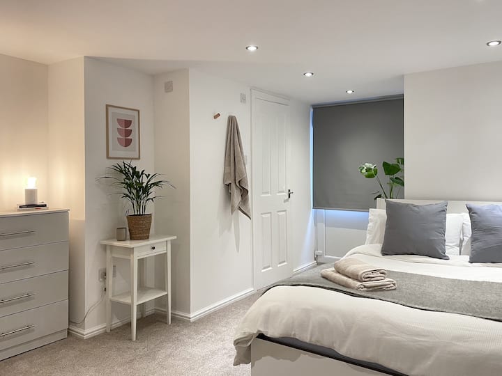 Private Access Double Bedroom With En Suite - リーズ
