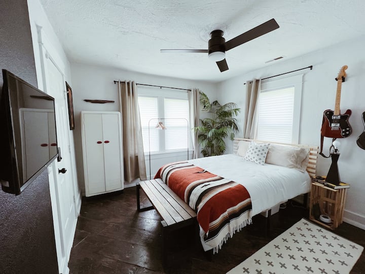 Modern Minimalist Hideaway - Nashville