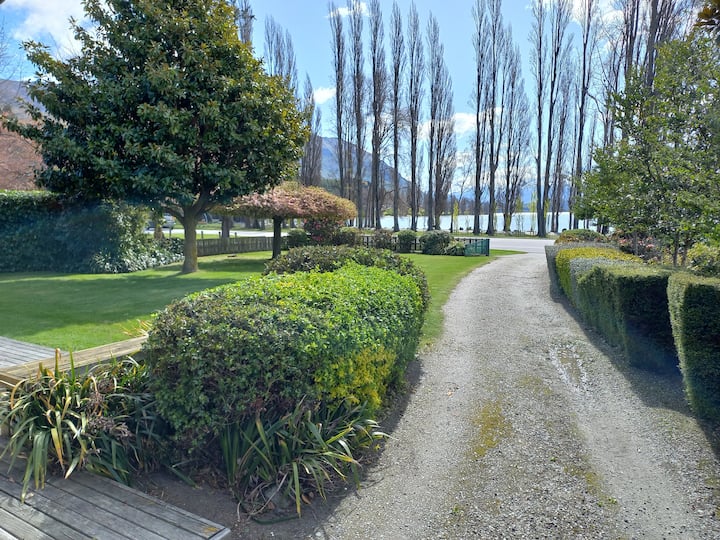 Aspiring Road Lake House - Wanaka