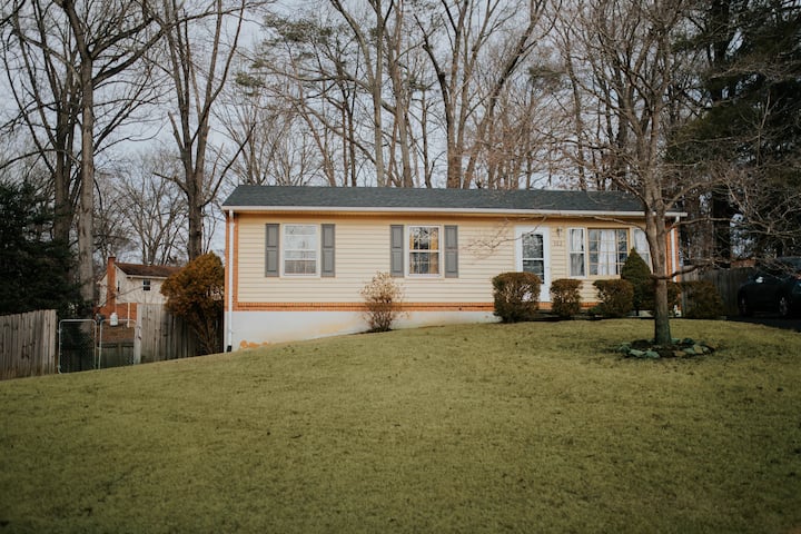 Central Lyh Getaway | 5 Beds + Private Parking - Lynchburg, VA