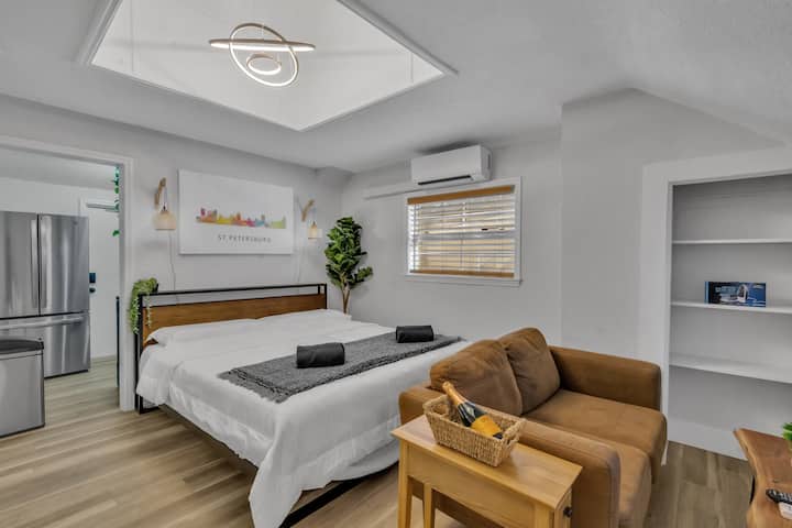 #4 Grand Central Honeymoon Apt *Pets* *2nd Floor* - St. Petersburg, FL