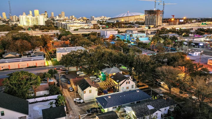 #1 Lux Grandcentral 1br Apt: King Bed+pets+1st Flr - St. Petersburg, FL