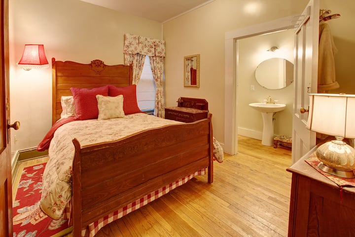 Catskill Mtns Victorian Sleeps 4 - Margaretville, NY