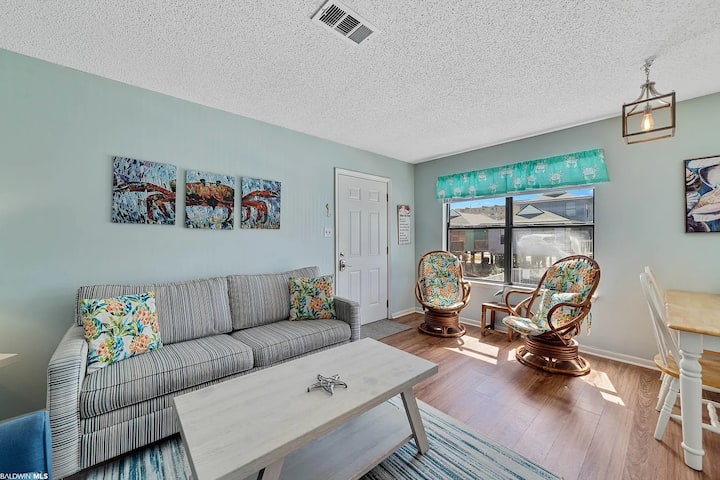 Tropical Cottage - Beautiful Condo & Pet Friendly - Gulf Shores, AL